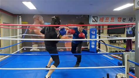 복싱스파링 60대 중반 베테랑 Vs 젊은 선수 Round 1 Youtube