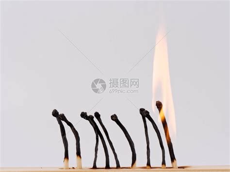 白色背景上的一排烧坏的火柴高清图片下载 正版图片505749557 摄图网
