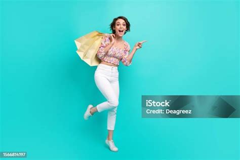 놀란 여자의 전체 크기 사진은 청록색 배경에 격리 된 빈 공간을 제공하는 가방을 나타내는 화려한 상단을 착용합니다 25 29세에 대한 스톡 사진 및 기타 이미지 Istock