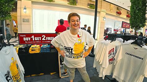 Вещи за КОПЕЙКИ в Таиланде ТОЛПЫ людей БОМБЯТ магазины на РАСПРОДАЖЕ Выбрали парные МАЙКИ