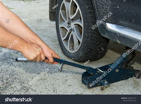 운전대를 바꾸는 남자 타이어 교환기가 펑크난 스톡 사진 1820657114 Shutterstock