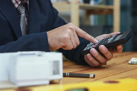 계산 금융 계정 비즈니스 사람들이 계산기와 투자 차트를 분석 회계 기술 사무실에서 노트북 계획 분석 종이 그래프 차트에 문서 쓰기 비즈니스 마케팅 계획 개념에 대한 스톡