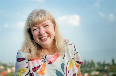 여름 철 공원에서 자연에서 드레스에 플러스 크기의 젊은 여성 사람들의 삶 Xl 크기 행복 좋은 자연의 아름다움 여자 과체중의 개념 개념에 대한 스톡 사진 및 기타 이미지