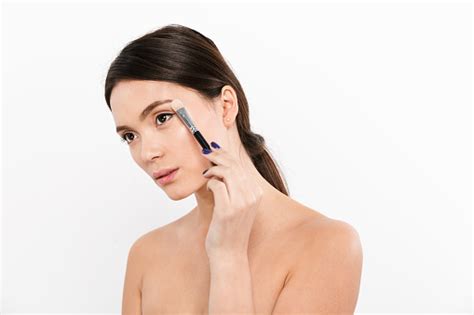 흰색 배경에 고립 된 메이크업 브러시와 아이 섀도우를 적용 부드러운 피부와 아름다운 아시아 여성의 스튜디오 초상화 갈색에 대한 스톡 사진 및 기타 이미지 Istock