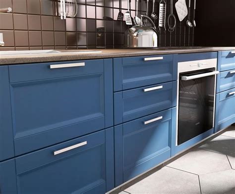 Ручки для кухонной мебели в интерьере на фасадах кухни из мдф фото