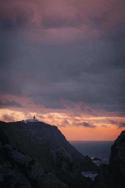 집 밖의 Colares 경치 고요한 관광 명소 구름 형성 극적인 풍경 낭만적인 다채로운 하늘 대서양 대서양 절벽 등대 리스본 모험 목걸이 바다