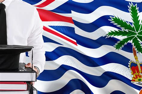 성공적인 학생 교육 개념입니다 영국 인도양 지역 국기 배경 위에 책과 졸업 모자를 들고 교사 교육 관련 직업에 대한 스톡 사진 및 기타 이미지 교사 교육 관련 직업