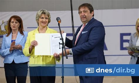 Регионалният министър арх Иван Шишков донесе на място Акт 16 за експлоатацията на залата Днес