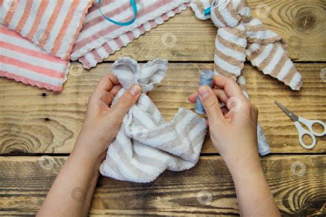 Как сделать пасхального кролика Материалы для игрушек полотенце ножницы нитки Концепция