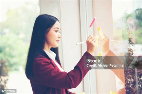 젊은 아시아 사업가 쓰기 작업 창조적 인 아이디어와 유리 벽에 메모 끈적 끈적한 게시물에 계획프로젝트 전략 계획은 유리 스크럼