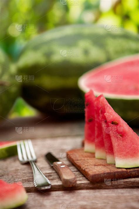 西瓜切片食物案板垂直画幅水留白素食生食维生素夏天