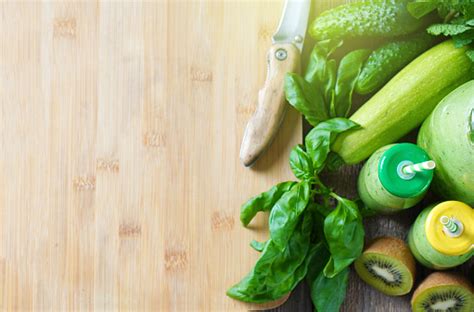 스무디 요리를 위한 건강한 녹색 식품 나무 테이블에 녹지 양배추 오이와 사과 복사 공간을위한 나무 책상 맨 위 보기 배경입니다 건강한 생활방식에 대한 스톡 사진 및 기타