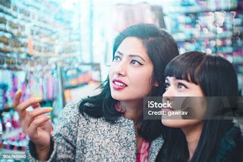일반적으로 쇼핑 하는 여자 친구 숙 녀에 대 한 저장 합니다 2명에 대한 스톡 사진 및 기타 이미지 2명 개념 검정 머리 Istock