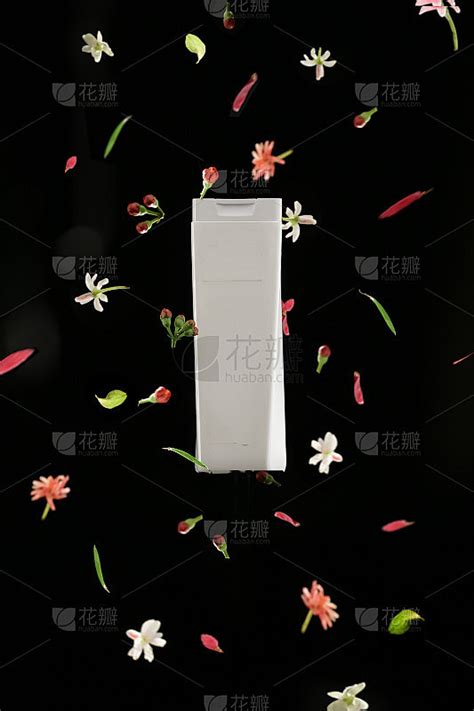 白色的塑料瓶子上面有小花