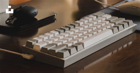 나무 책상 위에 앉아 있는 컴퓨터 키보드 사진 Unsplash의 무료 데스크톱 컴퓨터 이미지