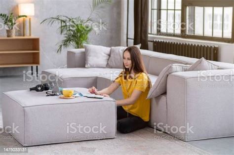 편안한 프리랜서 여자 Smm 전문가 웹 프로그래머 주부 학생 사업가 여자 여자 집에서 소파에 앉아 스마트폰을 입력 원격 원격