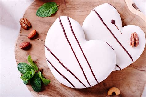 초콜릿 도넛과 사랑에 빠진 커플을 위한 2인 조식 발렌타인 데이 푸드 0명에 대한 스톡 사진 및 기타 이미지 0명 개념 계절 Istock