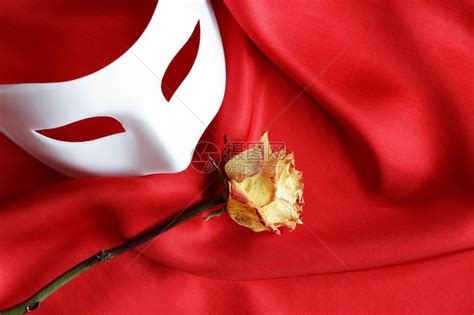 红布背景上的白色威尼斯面具和干黄玫瑰高清图片下载 正版图片503200777 摄图网
