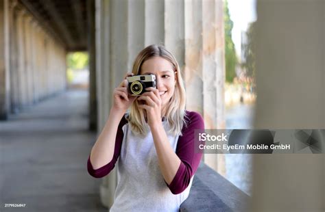 도시에서 사진을 찍는 웃는 젊은 여자 20 24세에 대한 스톡 사진 및 기타 이미지 20 24세 강 관광 Istock