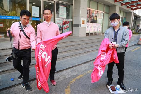 선거운동 중단 점퍼 벗고 큰절 한 김대호 후보 오마이뉴스