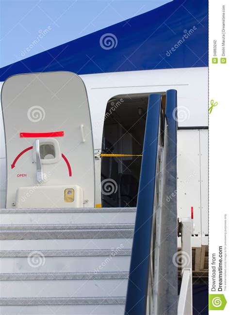 Aircraft Passenger Boarding Stairs Clipart 20 Free Cliparts Download Images On Clipground 2024
