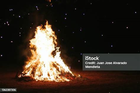 검은 색 배경 에 불씨 입자를 불씨 화재는 배경을 촉발시킵니다 추상적인 어두운 반짝이 불꽃 입자 조명 모션 블러의 모닥불 0명에 대한 스톡 사진 및 기타 이미지 Istock