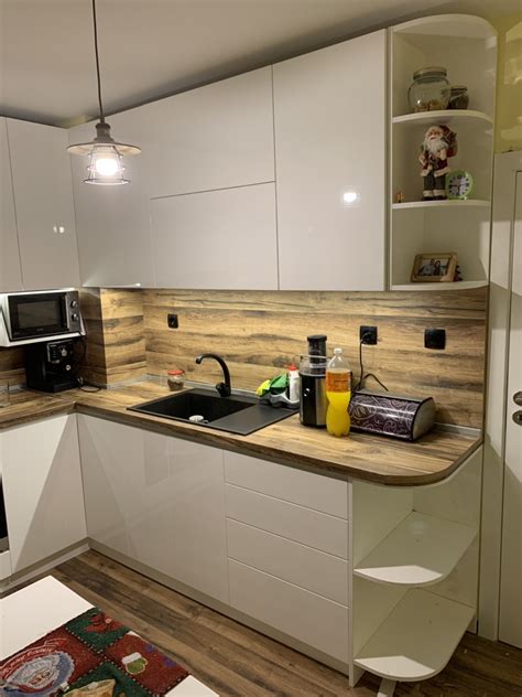 Кухня бял гланц с дървесен плот Bogutliev