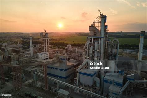 높은 콘크리트 공장 구조와 산업 생산 현장에서 타워 크레인 시멘트 공장의 공중 보기 제조 및 글로벌 산업 개념 0명에 대한 스톡