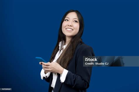 파란색 배경의 사진 스튜디오에서 아름다운 젊은 아시아 여성 25 29세에 대한 스톡 사진 및 기타 이미지 25 29세 검정 머리 긍정적인 감정 표현 Istock