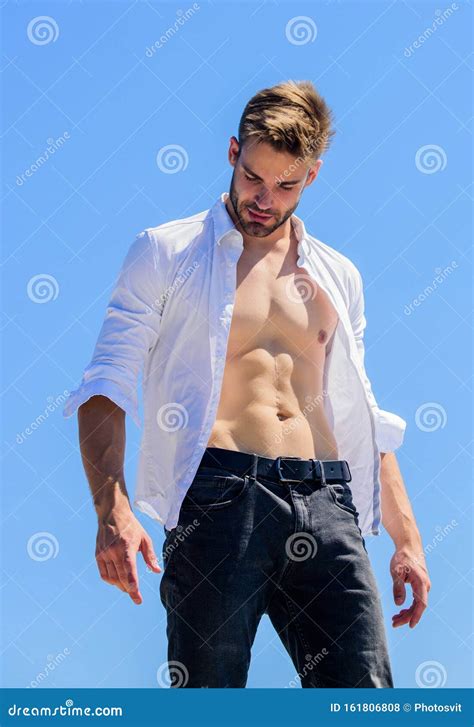 Идеальный мужчина сексуальный мачо Медвежий парень в повседневном стиле Модель моды для красивых