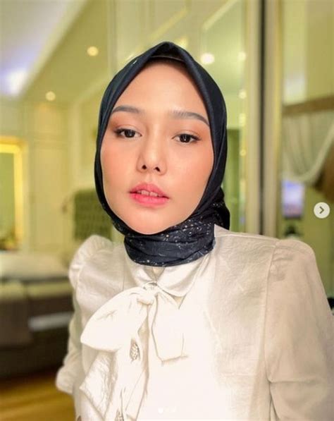 Sudah Mantap Berhijab Intip Potret Outfit Dara Arafah Yang Tampil Cantik Dan Anggun Dengan