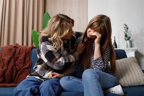 돌보는 어머니는 딸이 십대 문제를 극복하도록 도와줍니다 어려운시기에 엄마의 지원 울음에 대한 스톡 사진 및 기타 이미지 울음 고독 부정적인 감정 표현 딸 Istock