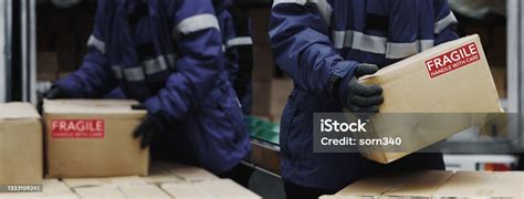 냉장 창고의 적재 영역에서 패키지 깨지기 쉬운 상자를 집어 들고 냉동실에서 보관을 전송할 준비를 하고 창고 보관 시스템 지원 물류 사업은 배너 크기로 되어 있습니다 냉장에