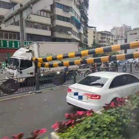 今早，贵阳都司高架桥限高杆被货车撞倒了 贵阳网
