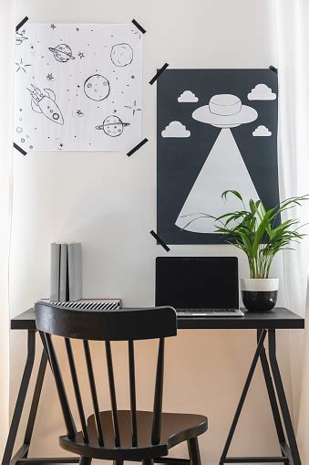 데스크 노트북와 흰 벽에 포스터 홈 오피스 인테리어 공장에서 블랙의 자 실제 사진 가구에 대한 스톡 사진 및 기타 이미지 가구 가정의 방 검은색 Istock