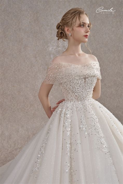 Look 22 Sự Kết Hợp Hoàn Hảo Giữa Vẻ Đẹp Nữ Hoàng Và Phong Cách Quyến