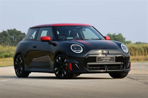 ราคาอย่างเป็นทางการ Mini John Cooper Works Electric 2 199 000 บาท 258 แรงม้า จูนช่วงล่าง
