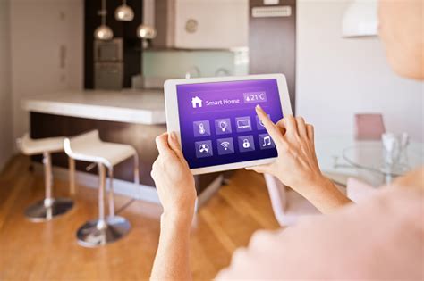 집에서 디지털 태블릿으로 스마트 장치를 제어하는 여성 가정 생활에 대한 스톡 사진 및 기타 이미지 가정 생활 자동화 제어판 Istock