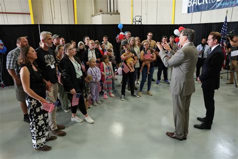 트럼프 남아공 난민 수용 이중잣대 비판에 “우연히 백인”