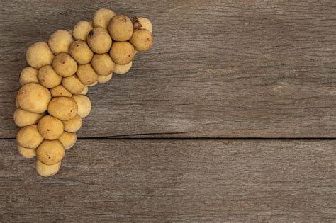 동남 아시아에서 롱콩 또는 랑 사트 인기있는 열대 과일 달콤하고 육즙이 많은 나무 배경에 건강한 생활방식에 대한 스톡 사진 및 기타 이미지 Istock