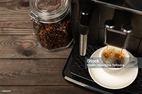 주방 내부에 컵이 있는 현대적인 에스프레소 커피 머신 신선한 커피를 만드는 기계 커피 하우스 개념입니다 텍스트를 위한 위치입니다