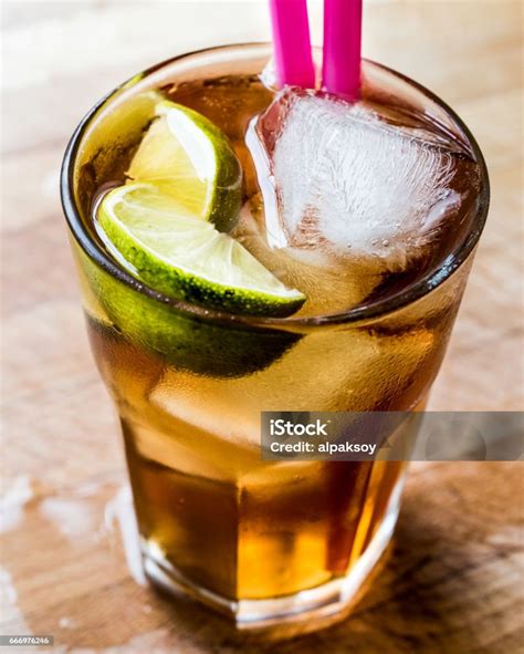 롱 아일랜드 아이스 티 라임 칵테일 얼음 및 핑크 빨 대와 함께 0명에 대한 스톡 사진 및 기타 이미지 0명 Ale 달콤한 음식 Istock