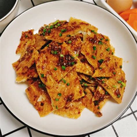 【酱香手抓饼的做法步骤图，酱香手抓饼怎么做好吃】不误正业的吃货老师下厨房