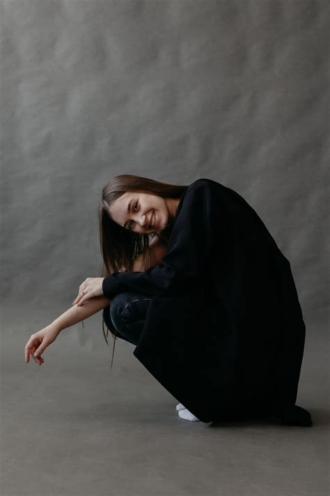 Девушка в пиджаке Студийные портреты Фотосессия Позы моделей