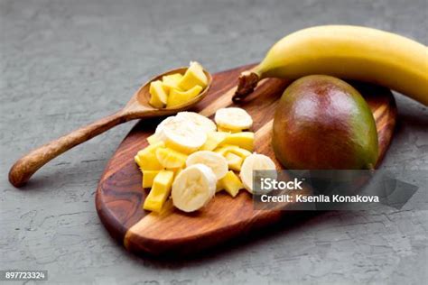망고 과일 및 구체적인 배경에 나무 절단 보드에 바나나의 조각 0명에 대한 스톡 사진 및 기타 이미지 0명 독일 바로 먹을 수 있는 Istock