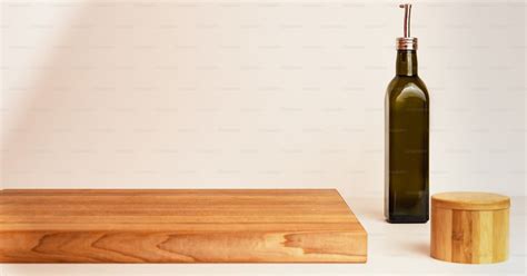 나무 블록 옆에 올리브 오일 한 병 사진 Unsplash의 도마 이미지
