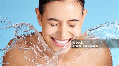 물 아름다움 및 스킨케어 깨끗한 파란색 배경에 미소 물보라 및 지속 가능성을 가진 여성 피부과 신선하고 행복한 사람은 고급 노화