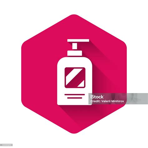 긴 그림자로 분리 된 샴푸 아이콘의 흰색 병 분홍색 육각 버튼 벡터 일러스트레이션 건강 진단에 대한 스톡 벡터 아트 및 기타 이미지 건강 진단 건강관리와 의술 건강한