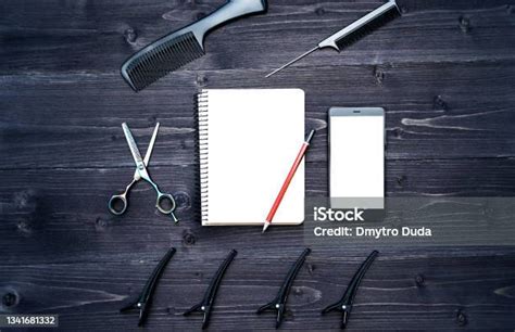 나무 배경에 미용사 도구 이발소 도구 플랫 레이빈 카드 빈 노트북 연필과 전화 여유 공간이있는 가위 빗 및 헤어 클립이있는 나무 테이블에 최고 전망 0명에 대한 스톡 사진