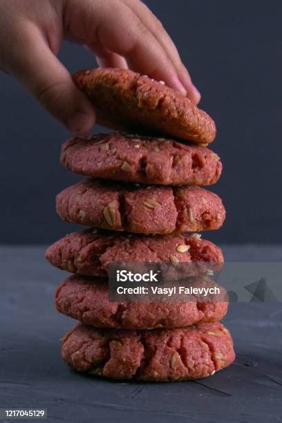 블릿 크 테이블 배경에 신선한 구운 비트 칩 오트밀 쿠키에 도달 하는 아이의 손 휴일 축 하 및 요리 개념입니다 선택적 초점 갈색에 대한 스톡 사진 및 기타 이미지 Istock